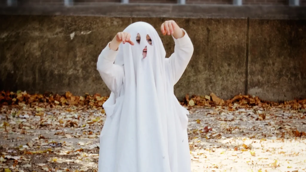 Easy Halloween Costume with Only a Bedsheet