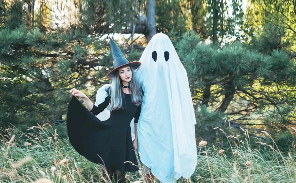 Easy Halloween Costume with Only a Bedsheet