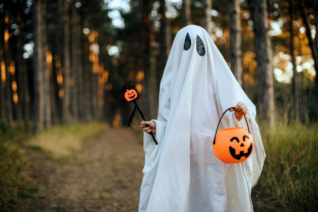 Easy Halloween Costume with Only a Bedsheet